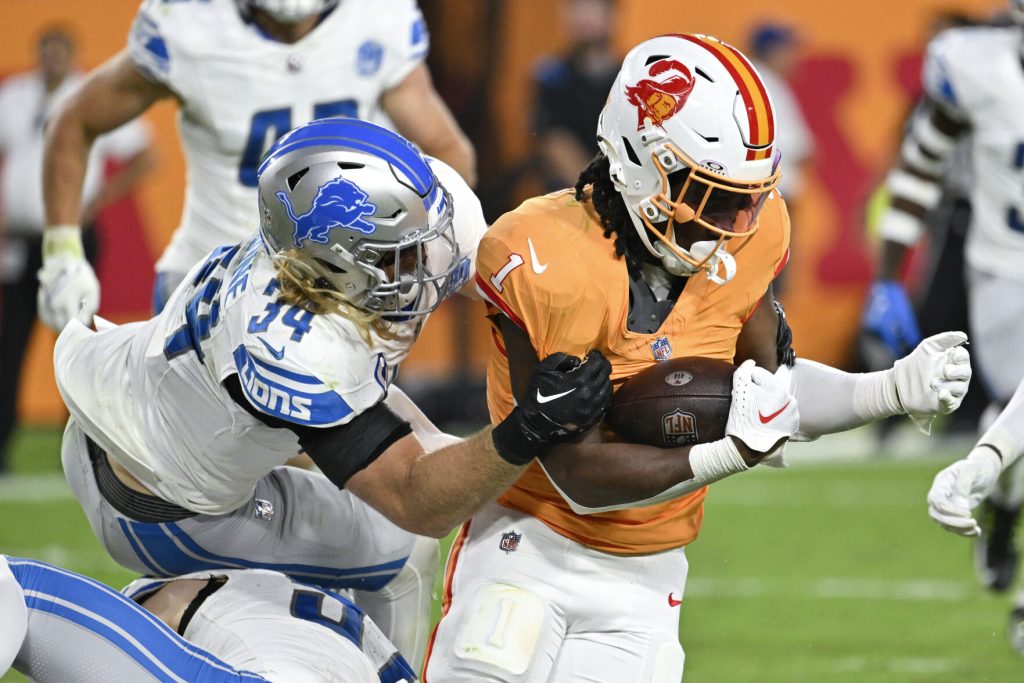 Lions’ LB Anzalone shares hug with parents who returned home safely ...